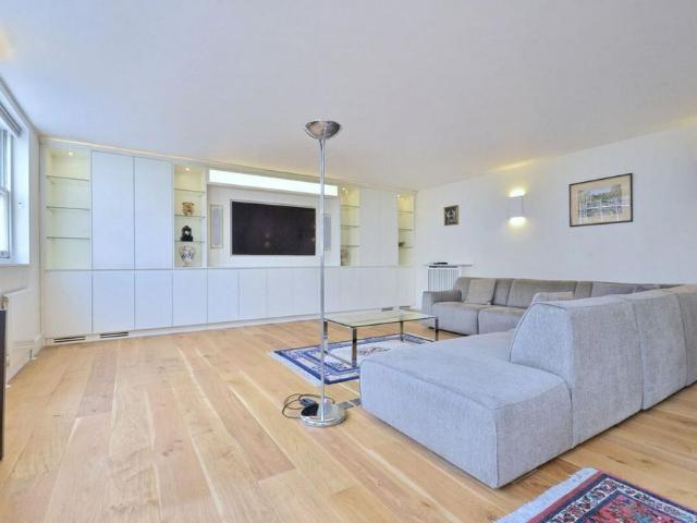 Elegant two bedroom apartment located in the heart of Mayfair, W1