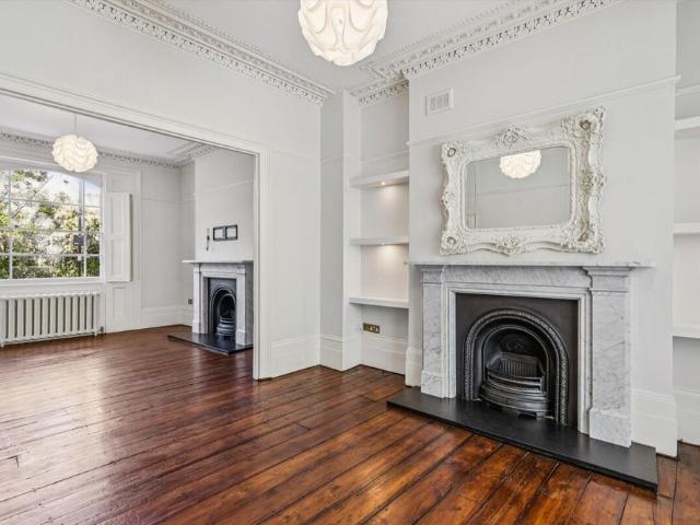 Elegant two bedroom garden flat on Thornhill Crescent