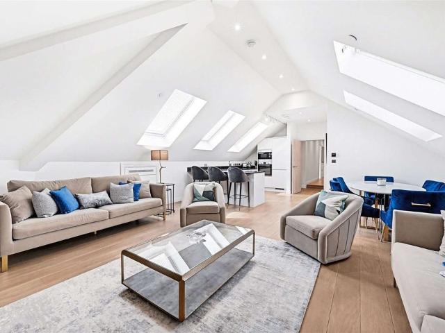Elegant two bedroom upper floor apartment in the heart of Knightsbridge