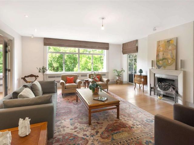 Elegant Three Bedroom Apartment with Park Views in Prime St James’s Location