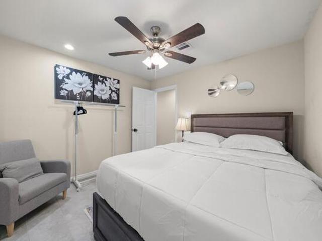 Elegant 4BD Near Med Center and NRG Studium. Mahenge Rentals Inc