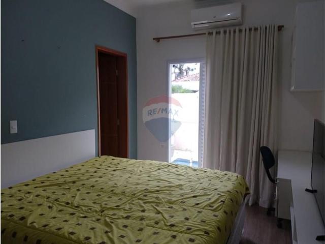 Elegante Casa com 4 Suítes, Área Gourmet e Piscina em Rua Sem Saída