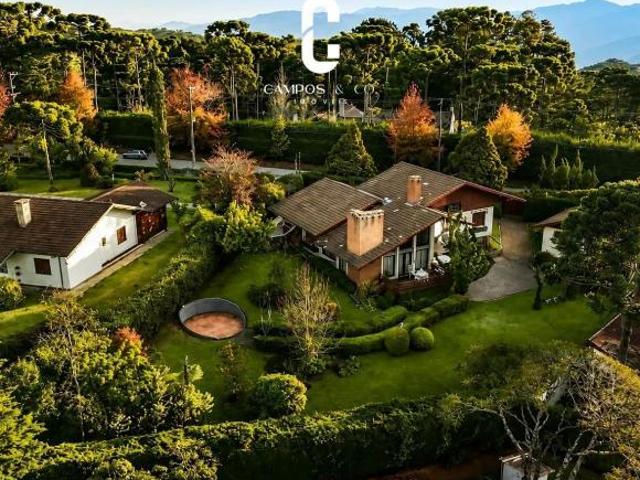 Elegante Casa de Montanha com Deck, Jardim e Madeiras Nobres em Campos do Jordão