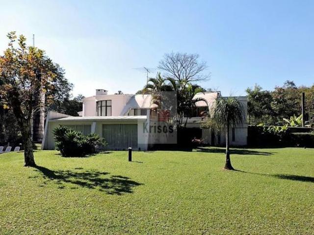 Elegante Casa de Alto Padrão em Condomínio Fechado na Chácara São João