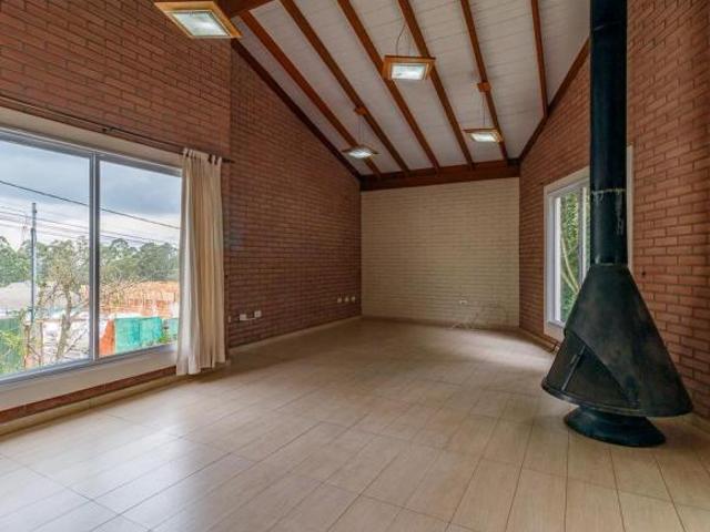 Elegante casa em condomínio para venda com 3 quartos, sendo 3 suítes, 331m²