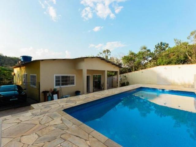 Espetacular casa em condomínio para venda com 4 quartos, sendo 1 suíte, 240m²