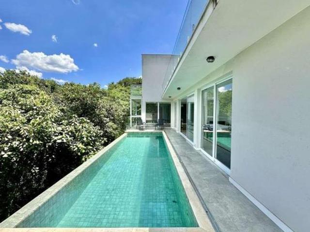 Versátil casa em condomínio para venda com 4 quartos, sendo 4 suítes, 435m²