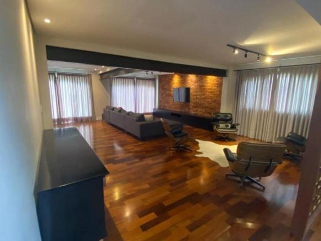 Confortável casa em condomínio para venda com 4 quartos, sendo 4 suítes, 561m²