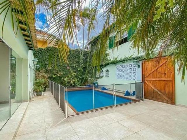 Confortável casa para venda em Morumbi com 3 quartos, sendo 1 suíte, 440m²