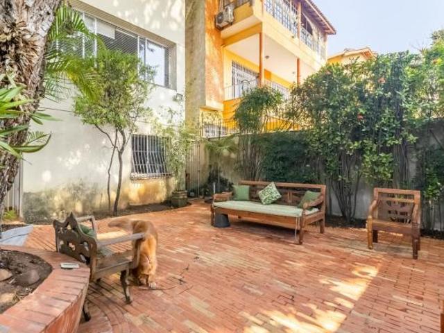 Elegante casa para venda em Pacaembu com 5 quartos, sendo 1 suíte, 318m²