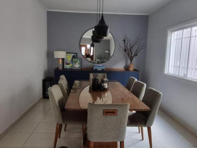 Elegante casa para venda em Parque São Domingos com 3 quartos, sendo 3 suítes, 190m²