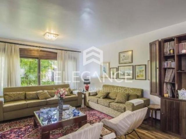 Elegance Imóveis vende ótima casa com projeto diferenciado. 3 Dormitórios, suíte, 2 vagas box/garage