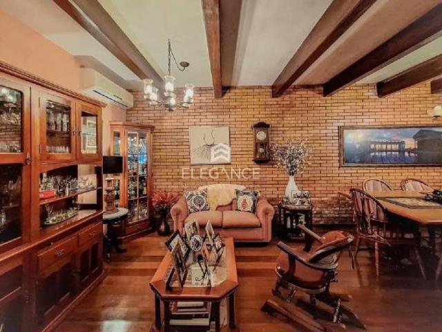 Elegance Imóveis vende ótima residência com 207 m2, 3 dormitórios, 1 suíte, 4 banheiros, 2 vagas no