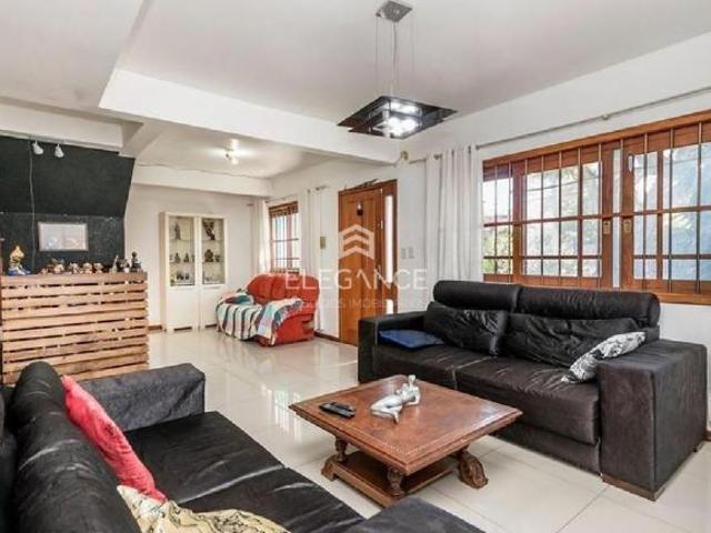 Elegance Imóveis vende casa ampla com 250 m2 privativos, 3 dormitórios, 3 suites, 4 vagas garagem. P