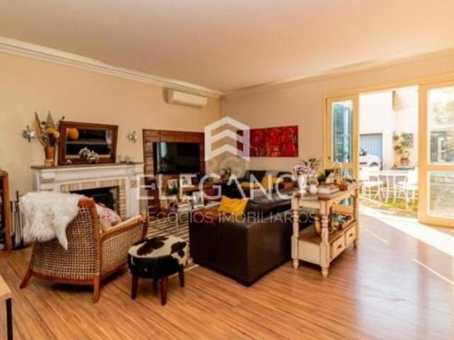 Elegance Imóveis vende esta ótima residência com 4 quartos e 281m2 no Jardim Lindóia, Porto Alegre R