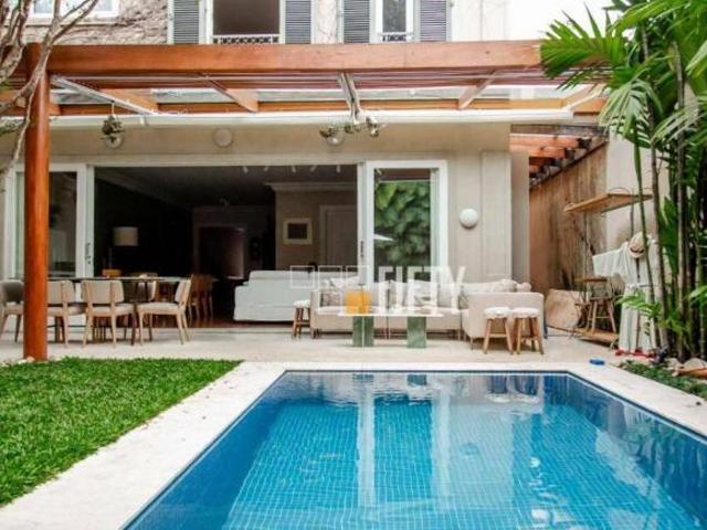 Elegância Atemporal: Uma casa clássica que une charme e sfisticação