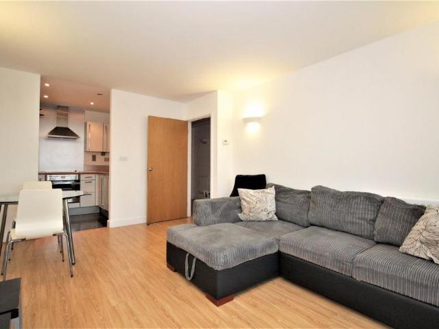 Elektron Tower, Blackwall Way, Canary. 1 bed flat to rent £1,950 pcm £450 pw