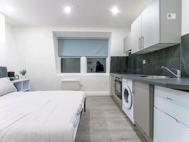 Elephant and Castle *Modern Studio!
