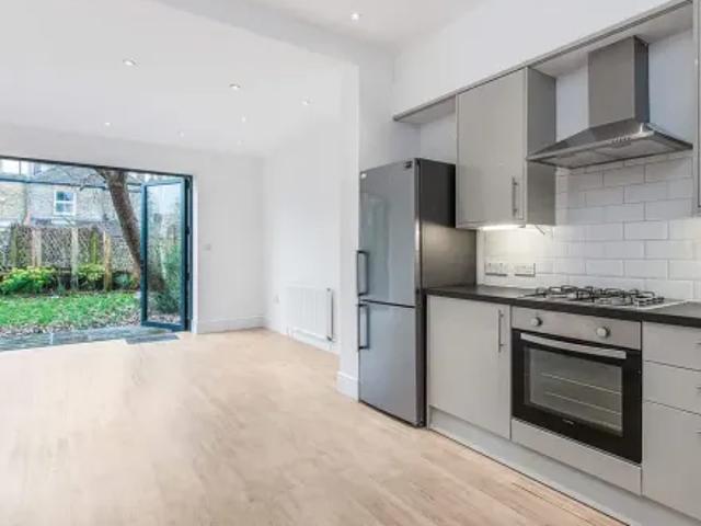 Elephant & Castle Food & Wine, 119 Newington Causeway, London, SE1 6DQ, United Kingdom | 3 bed apartment for rent #122403380 | Rentberry