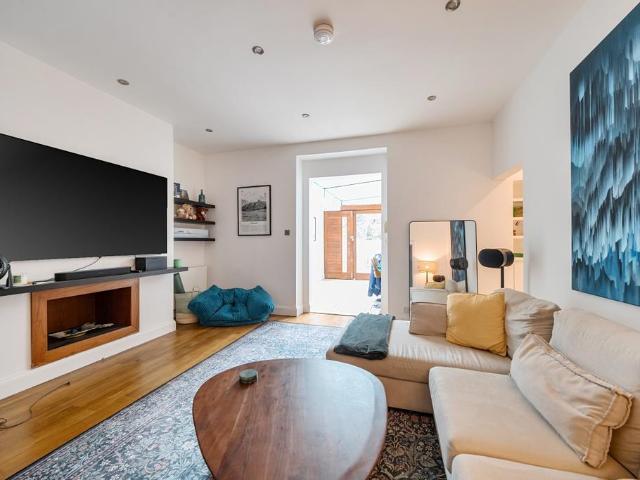 Elgin Avenue London W9 3 bed flat to rent £4,500 pcm £1,038 pw