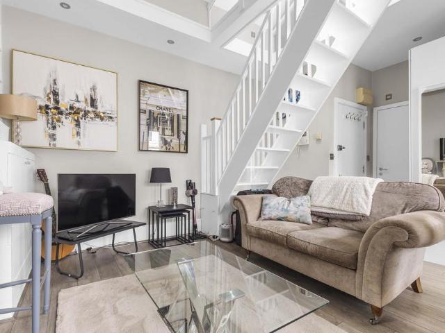 Elgin Crescent, London Studio to rent £3,000 pcm £692 pw