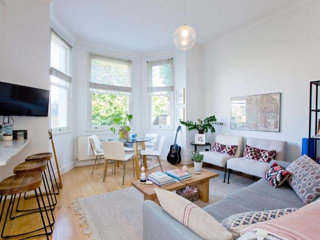 Elgin Crescent, Notting Hill, London W11, 2 bed flat to rent, £3,792 pcm | PrimeLocation