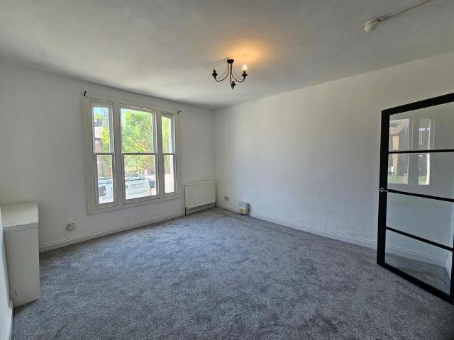 Elgin Road, Croydon, Surrey. CR0 6XD Studio to rent £1,050 pcm £242 pw