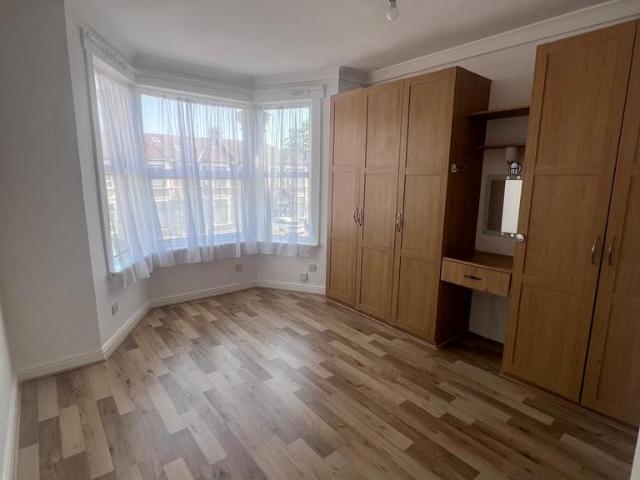 Elgin Road, Ilford IG3 3 bed flat to rent £1,900 pcm £438 pw