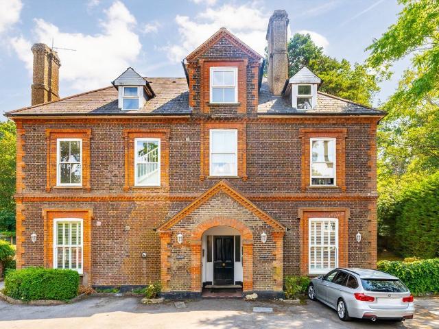 Elgin Road, Weybirdge KT13, 2 bed flat to rent, £2,495 pcm | PrimeLocation
