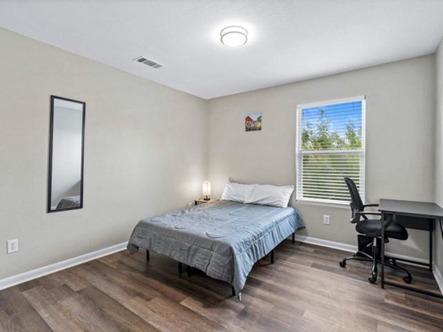 Elite Houston Tri Level Living: Near Park & 288 South + Smart Suites with Walk in Closets