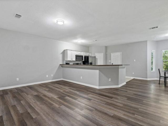 Elite Houston TriLevel Living: Near Park & 288 So