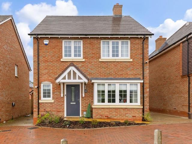 Elizabeth Gardens Goffs Oak EN7 4 bed detached house to rent £3,100 pcm £715 pw