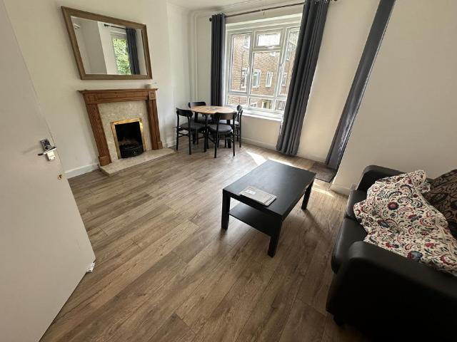 Elizabeth Gardens, London W3 3 bed flat to rent £2,700 pcm £623 pw