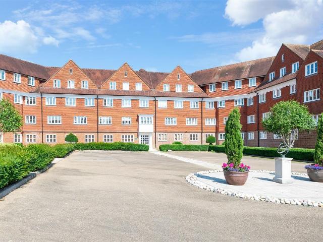 Elizabeth Drive, Banstead SM7, 2 bed flat to rent, £1,800 pcm | PrimeLocation