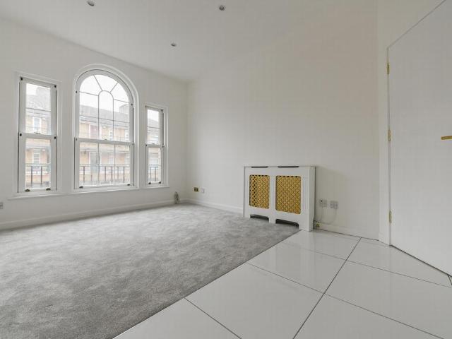 Elizabeth Square, Rotherhithe Street. 1 bed apartment to rent £1,750 pcm £404 pw