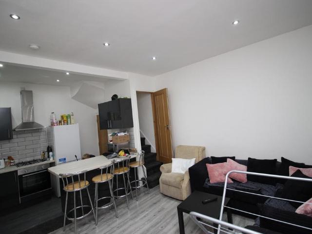 Elizabeth Street, Leeds LS6 4 bed terraced house to rent £2,271 pcm £524 pw