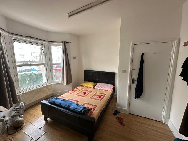 Elizabeth Rd, London, E6 3 bed flat to rent £2,100 pcm £485 pw