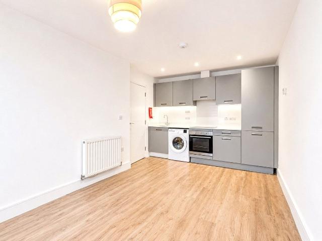 Elizabeth Way, Harlow, Essex CM19, 2 bed flat to rent, £1,200 pcm | PrimeLocation