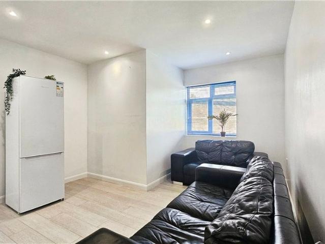Elizabethan Close, Stanwell, Staines upon Thames, Surrey, TW19 7QL