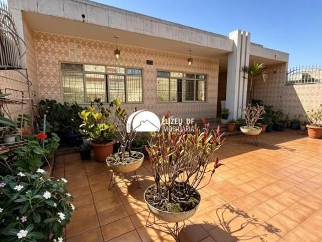 Elizeu DF Imobiliária vende casa na QSD 25 de Taguatinga com 4 quartos CA1791
