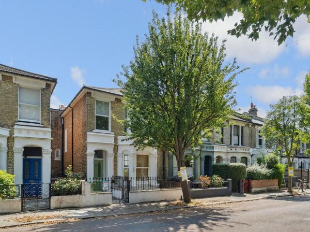 Elingham Road, London, W12 1 bed apartment to rent £1,900 pcm £438 pw