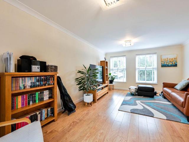 Elkins Gardens, Burpham, Guildford, GU4 4 bed detached house to rent £3,750 pcm £865 pw