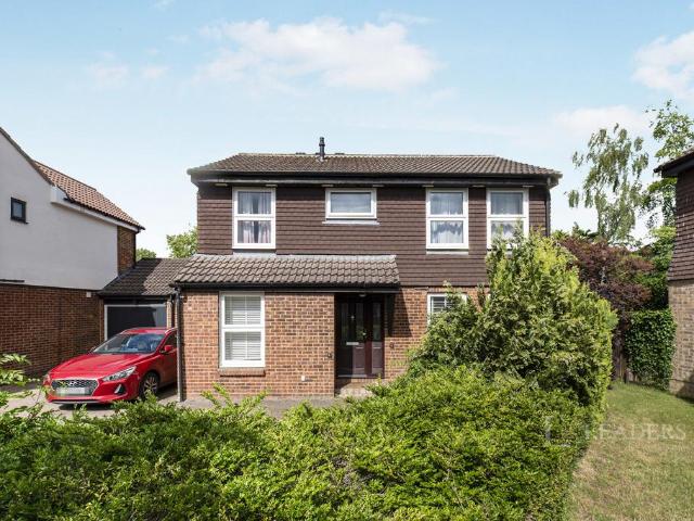 Elkins Gardens, Guildford, Surrey, GU4 4 bed detached house to rent £3,750 pcm £865 pw