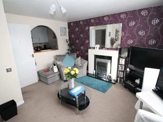 Ellan Hay Road, Bradley Stoke, BS32 2 bed flat to rent £1,225 pcm £283 pw