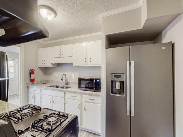 Ellenwood House with Dining area. Spacious & comfy