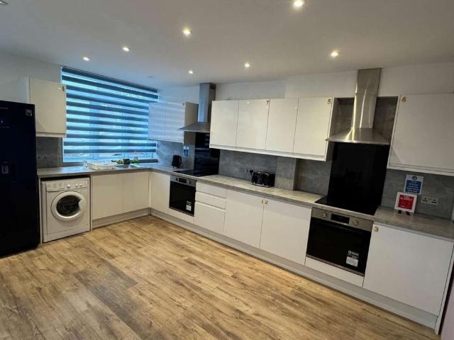 Ellesmere Avenue Room 6