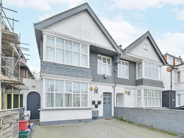 Ellesmere Road, Chiswick, London, W4 3 bed flat to rent £4,000 pcm £923 pw