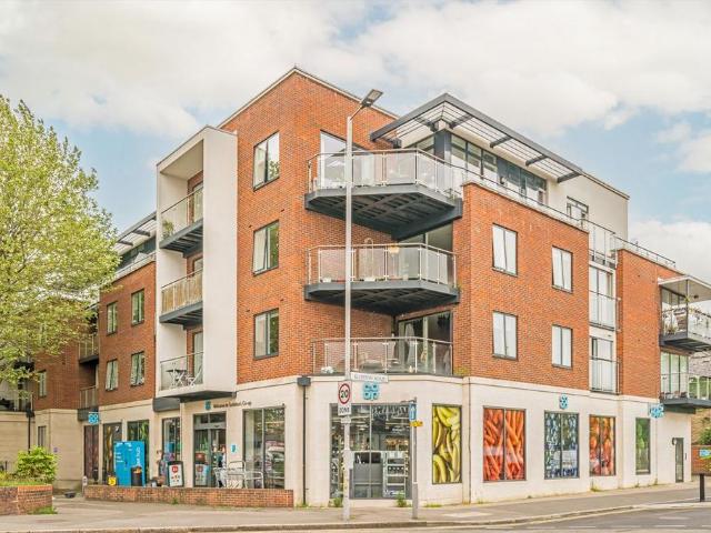Ellerton Road, Surbiton KT6 2 bed flat to rent £2,485 pcm £573 pw