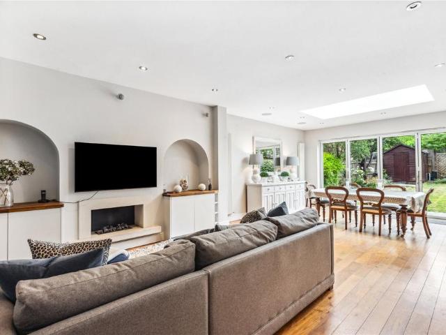 Ellerton Road, Wandsworth, London, SW18 5 bed semi detached house to rent £5,000 pcm £1,154 pw