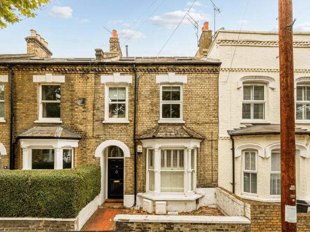 Elliott Road, London 2 bed flat to rent £3,750 pcm £865 pw